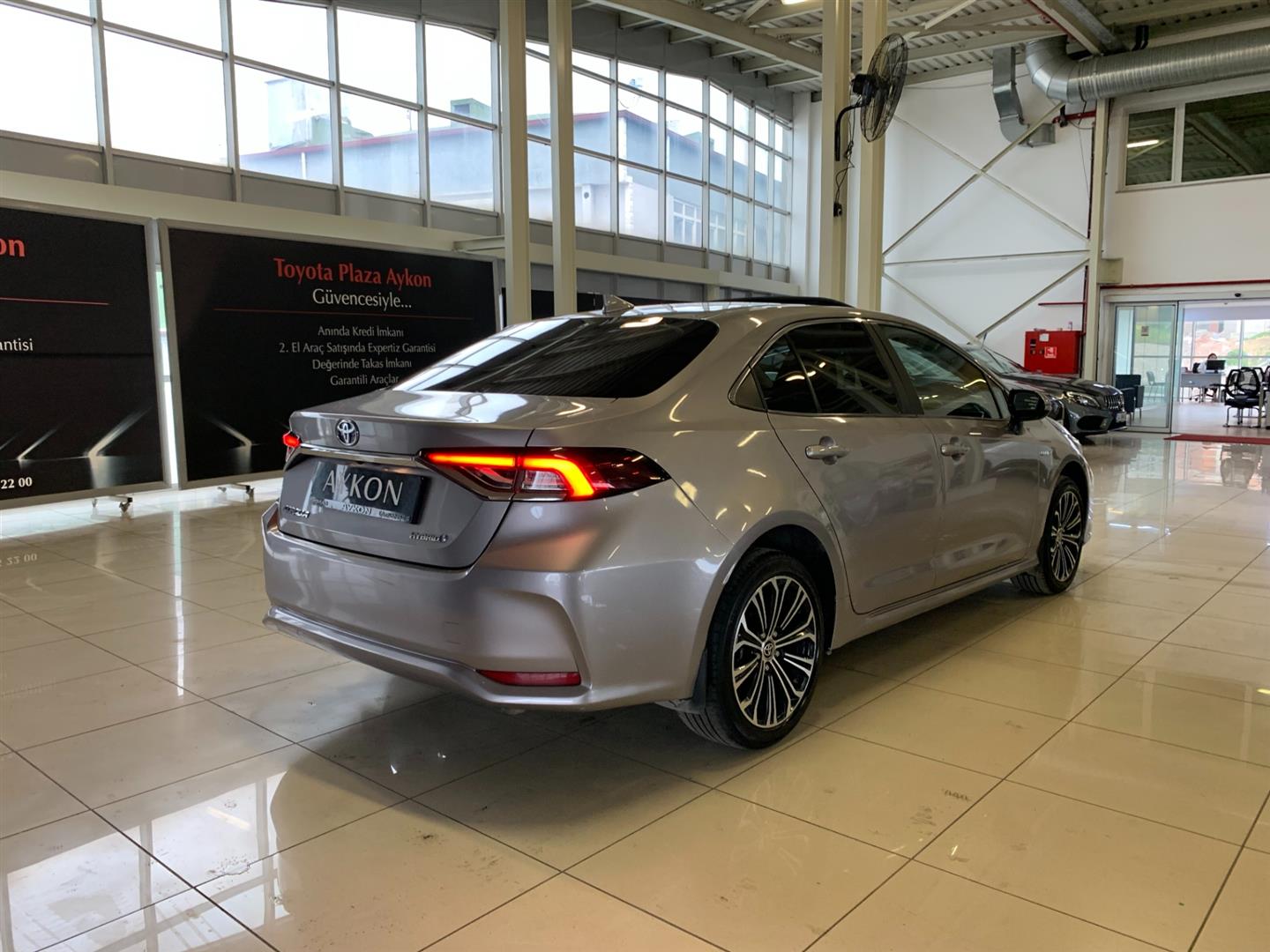 TOYOTA COROLLA / 1.8 HYBRID FLAME X-PACK E-CVT Hybrit