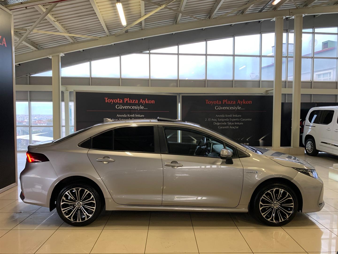 TOYOTA COROLLA / 1.8 HYBRID FLAME X-PACK E-CVT Hybrit